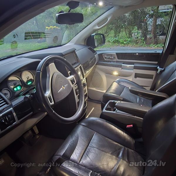 Black Chrysler Grand Voyager 2011 in Tallinn, with an engine capacity of 2.80 L and mileage of 0 thousand km for 5700 €, photo 6 on AUTOMOTO.COM.LV