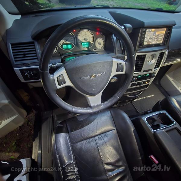 Black Chrysler Grand Voyager 2011 in Tallinn, with an engine capacity of 2.80 L and mileage of 0 thousand km for 5700 €, photo 8 on AUTOMOTO.COM.LV