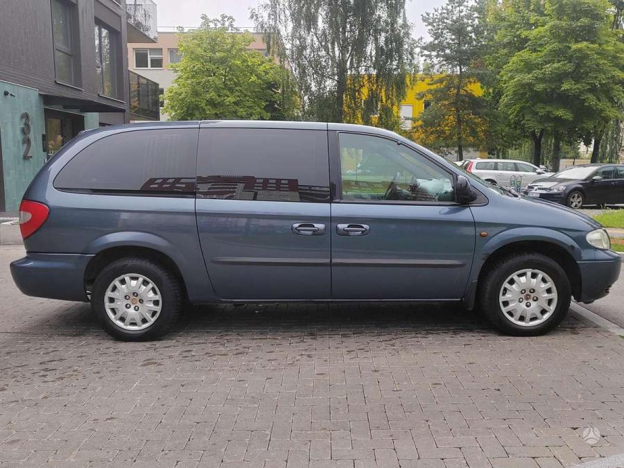 Blue Chrysler Grand Voyager 2003 in Vilnius, with an engine capacity of 3.30 L and mileage of 372 thousand km for 1999 €, photo 7 on AUTOMOTO.COM.LV