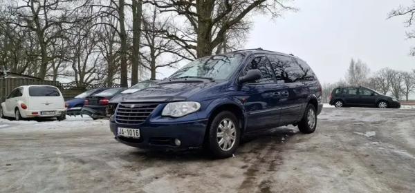 Синий Крайслер Гранд Вояджер 2004 в Валмиера, объемом двигателя 2.80 л и пробегом 273 тыс. км за 1750 €, фото 1 на AUTOMOTO.COM.LV