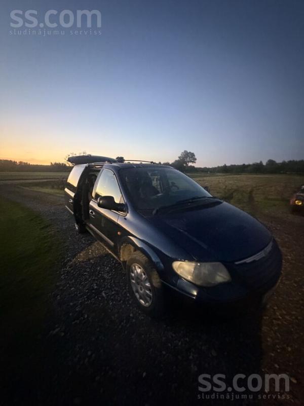 Blue Chrysler Grand Voyager 2004 in Riga, with an engine capacity of 2.50 L and mileage of 342 thousand km for 850 €, photo 1 on AUTOMOTO.COM.LV