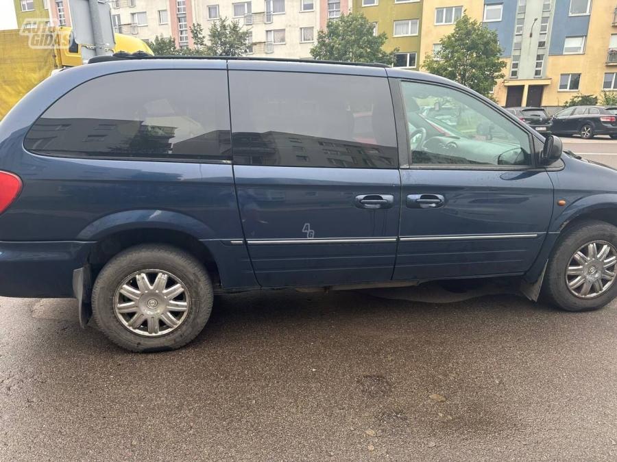 Zils Chrysler Grand Voyager 2005 Viļņa, ar dzinēja tilpumu 2.80 L un nobraukumu 377 tūkst. km par 1000 €, foto 3 vietnē AUTOMOTO.COM.LV