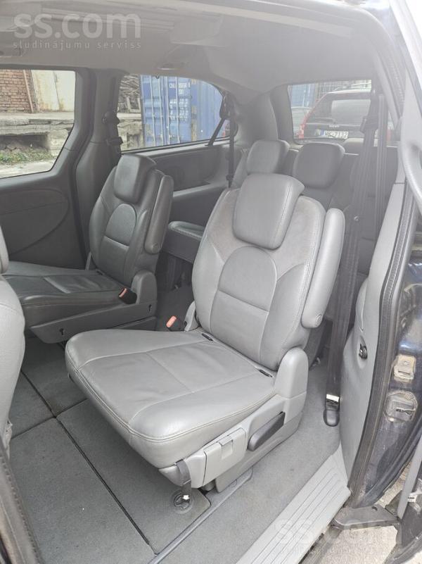 Zils Chrysler Grand Voyager 2005 Rīga, ar dzinēja tilpumu 2.80 L un nobraukumu 297 tūkst. km par 1850 €, foto 9 vietnē AUTOMOTO.COM.LV