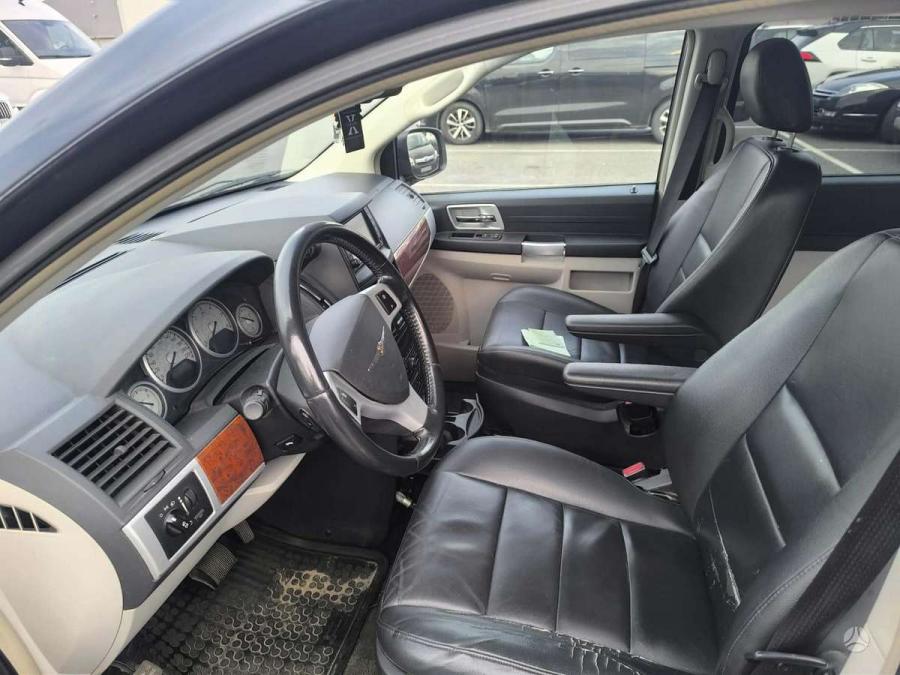 Zils Chrysler Grand Voyager 2008 Viļņa, ar dzinēja tilpumu 2.80 L un nobraukumu 300 tūkst. km par 1200 €, foto 3 vietnē AUTOMOTO.COM.LV