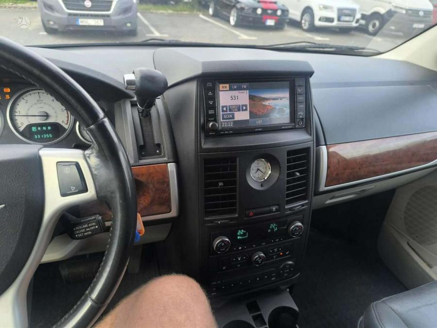 Zils Chrysler Grand Voyager 2008 Viļņa, ar dzinēja tilpumu 2.80 L un nobraukumu 300 tūkst. km par 1200 €, foto 5 vietnē AUTOMOTO.COM.LV