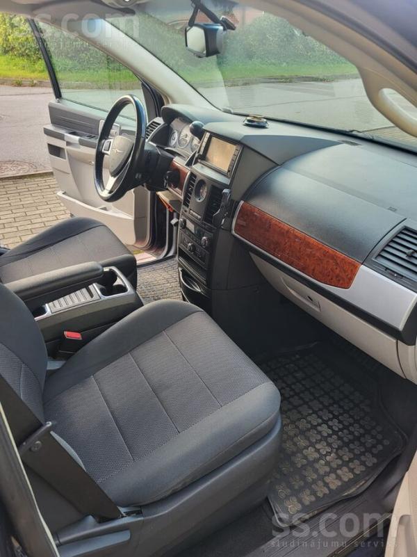 Blue Chrysler Grand Voyager 2009 in Cesis, with an engine capacity of 2.80 L and mileage of 334 thousand km for 3200 €, photo 3 on AUTOMOTO.COM.LV