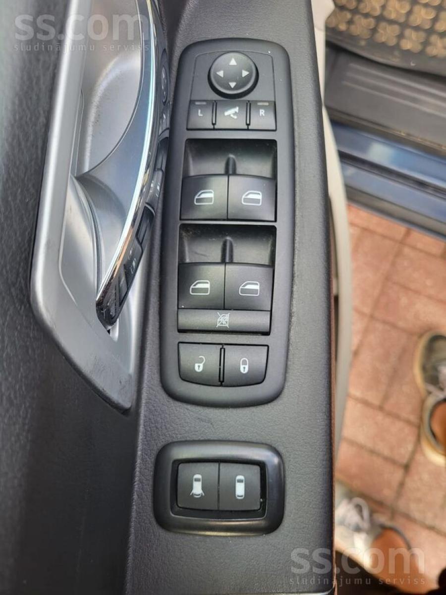 Zils Chrysler Grand Voyager 2009 Cēsis, ar dzinēja tilpumu 2.80 L un nobraukumu 334 tūkst. km par 3200 €, foto 11 vietnē AUTOMOTO.COM.LV