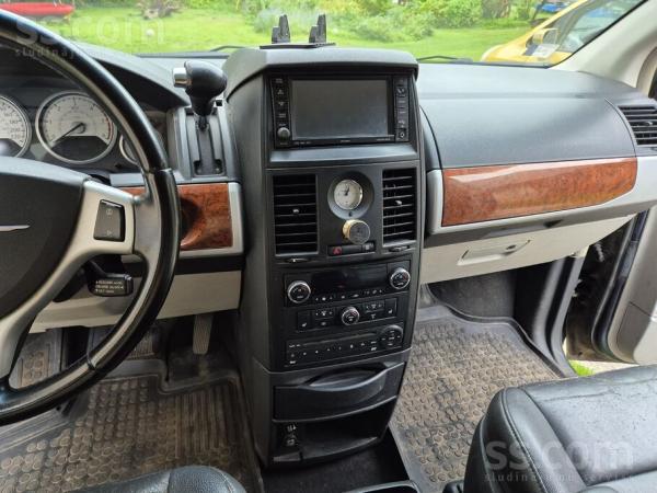 Zils Chrysler Grand Voyager 2009 Rīga, ar dzinēja tilpumu 2.80 L un nobraukumu 335 tūkst. km par 2000 €, foto 2 vietnē AUTOMOTO.COM.LV