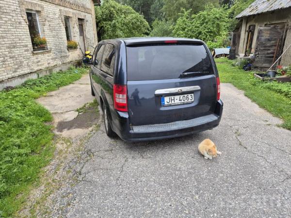 Zils Chrysler Grand Voyager 2009 Rīga, ar dzinēja tilpumu 2.80 L un nobraukumu 335 tūkst. km par 2000 €, foto 3 vietnē AUTOMOTO.COM.LV