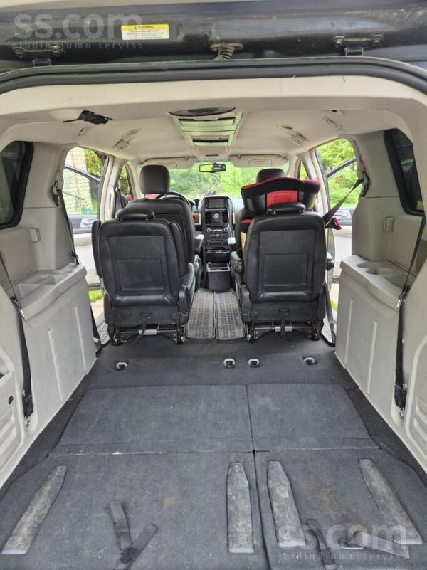 Zils Chrysler Grand Voyager 2009 Rīga, ar dzinēja tilpumu 2.80 L un nobraukumu 335 tūkst. km par 2000 €, foto 4 vietnē AUTOMOTO.COM.LV