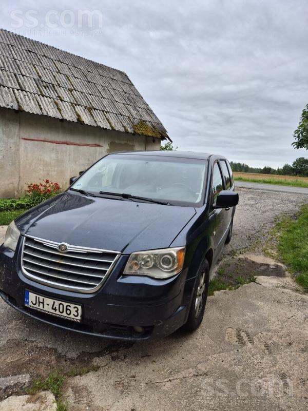 Zils Chrysler Grand Voyager 2009 Rīga, ar dzinēja tilpumu 2.80 L un nobraukumu 335 tūkst. km par 2000 €, foto 6 vietnē AUTOMOTO.COM.LV
