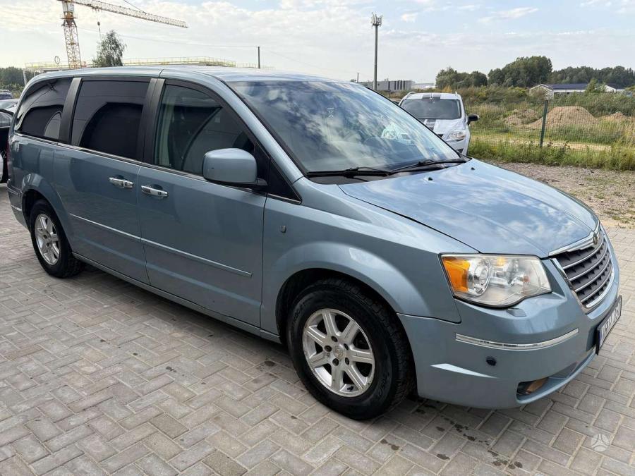 Zils Chrysler Grand Voyager 2009 Viļņa, ar dzinēja tilpumu 2.78 L un nobraukumu 300 tūkst. km par 2350 €, foto 8 vietnē AUTOMOTO.COM.LV