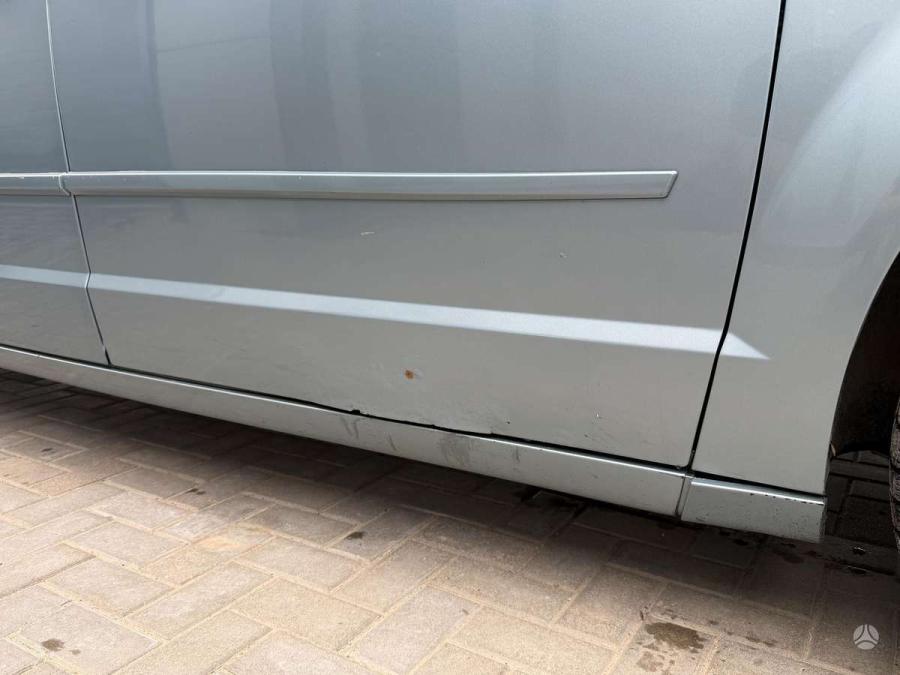 Zils Chrysler Grand Voyager 2009 Viļņa, ar dzinēja tilpumu 2.78 L un nobraukumu 300 tūkst. km par 2350 €, foto 9 vietnē AUTOMOTO.COM.LV