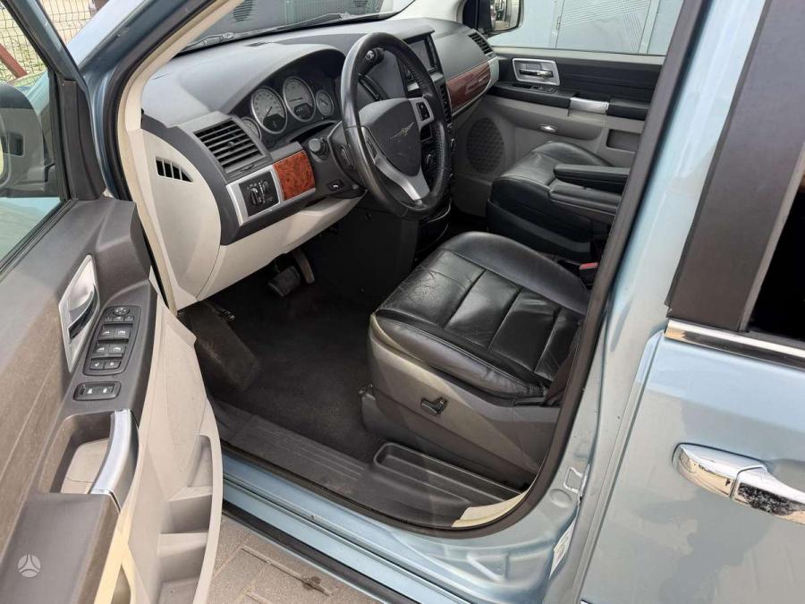 Zils Chrysler Grand Voyager 2009 Viļņa, ar dzinēja tilpumu 2.78 L un nobraukumu 300 tūkst. km par 2350 €, foto 13 vietnē AUTOMOTO.COM.LV