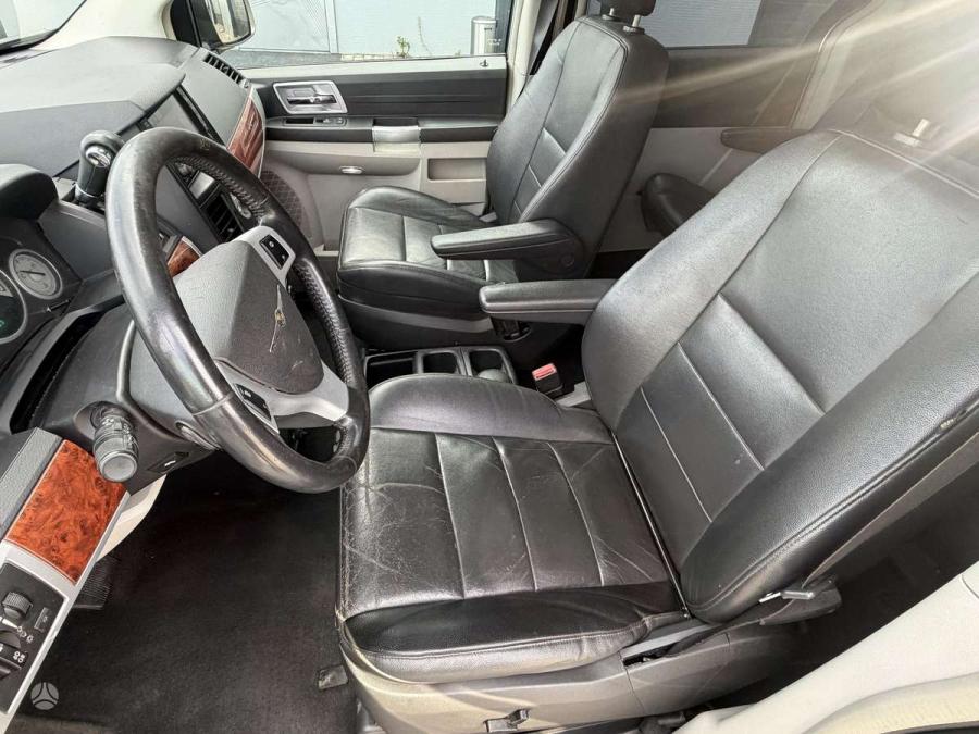 Zils Chrysler Grand Voyager 2009 Viļņa, ar dzinēja tilpumu 2.78 L un nobraukumu 300 tūkst. km par 2350 €, foto 14 vietnē AUTOMOTO.COM.LV