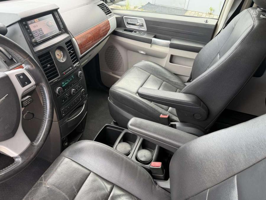 Zils Chrysler Grand Voyager 2009 Viļņa, ar dzinēja tilpumu 2.78 L un nobraukumu 300 tūkst. km par 2350 €, foto 16 vietnē AUTOMOTO.COM.LV