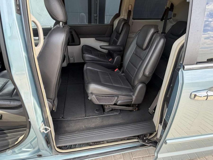 Zils Chrysler Grand Voyager 2009 Viļņa, ar dzinēja tilpumu 2.78 L un nobraukumu 300 tūkst. km par 2350 €, foto 17 vietnē AUTOMOTO.COM.LV