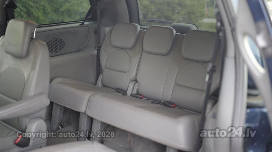 Zils Chrysler Grand Voyager 2005 Tallina, ar dzinēja tilpumu 2.80 L un nobraukumu 400 tūkst. km par 1499 €, foto 9 vietnē AUTOMOTO.COM.LV
