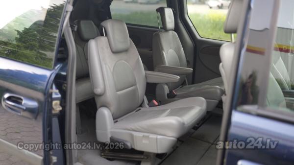 Blue Chrysler Grand Voyager 2005 in Tallinn, with an engine capacity of 2.80 L and mileage of 400 thousand km for 1499 €, photo 9 on AUTOMOTO.COM.LV