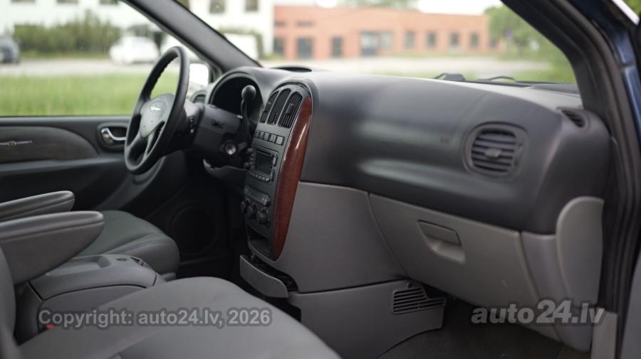 Zils Chrysler Grand Voyager 2005 Tallina, ar dzinēja tilpumu 2.80 L un nobraukumu 400 tūkst. km par 1499 €, foto 11 vietnē AUTOMOTO.COM.LV