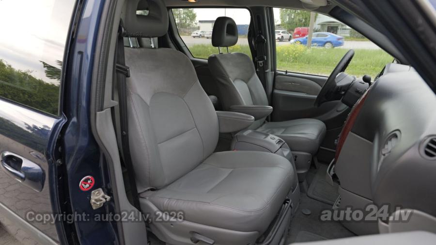 Zils Chrysler Grand Voyager 2005 Tallina, ar dzinēja tilpumu 2.80 L un nobraukumu 400 tūkst. km par 1499 €, foto 12 vietnē AUTOMOTO.COM.LV