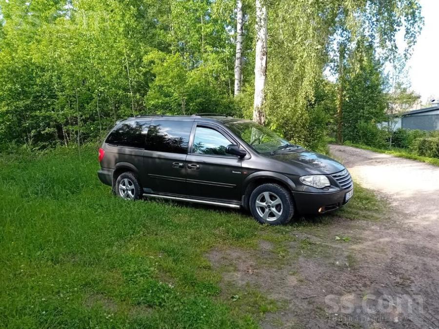 Brown Chrysler Grand Voyager 2005 in Riga, with an engine capacity of 3.30 L and mileage of 220 thousand km for 990 €, photo 1 on AUTOMOTO.COM.LV
