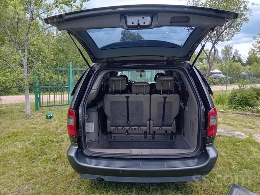 Brown Chrysler Grand Voyager 2005 in Riga, with an engine capacity of 3.30 L and mileage of 220 thousand km for 990 €, photo 4 on AUTOMOTO.COM.LV