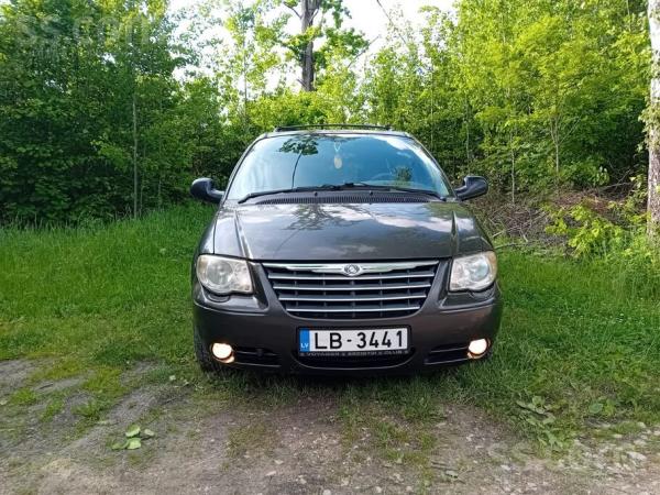 Brown Chrysler Grand Voyager 2005 in Riga, with an engine capacity of 3.30 L and mileage of 220 thousand km for 990 €, photo 8 on AUTOMOTO.COM.LV