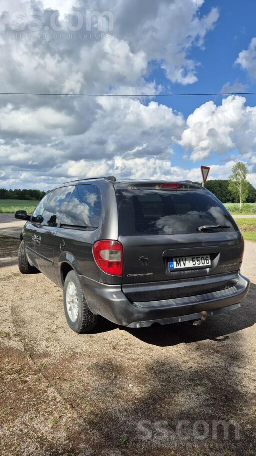 Brown Chrysler Grand Voyager 2005 in Talsi, with an engine capacity of 2.80 L and mileage of 277 thousand km for 1200 €, photo 4 on AUTOMOTO.COM.LV