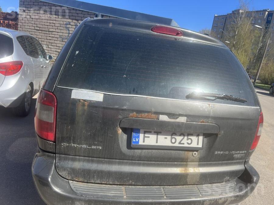 Brown Chrysler Grand Voyager 2006 in Daugavpils, with an engine capacity of 2.80 L and mileage of 350 thousand km for 500 €, photo 4 on AUTOMOTO.COM.LV