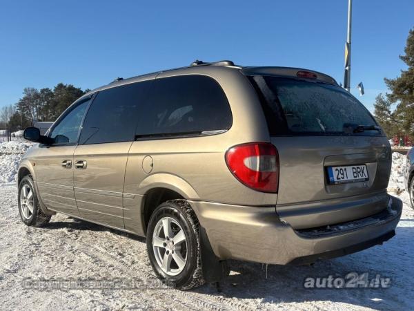 Brūns Chrysler Grand Voyager 2005 Tallina, ar dzinēja tilpumu 2.80 L un nobraukumu 238 tūkst. km par 4250 €, foto 5 vietnē AUTOMOTO.COM.LV