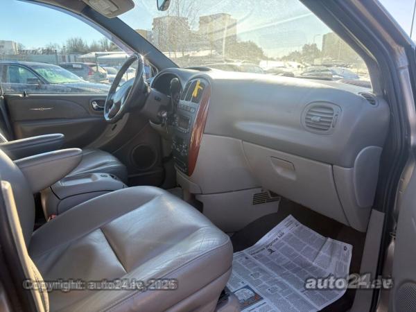 Brūns Chrysler Grand Voyager 2005 Tallina, ar dzinēja tilpumu 2.80 L un nobraukumu 238 tūkst. km par 4250 €, foto 8 vietnē AUTOMOTO.COM.LV