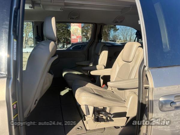 Brūns Chrysler Grand Voyager 2005 Tallina, ar dzinēja tilpumu 2.80 L un nobraukumu 238 tūkst. km par 4250 €, foto 9 vietnē AUTOMOTO.COM.LV