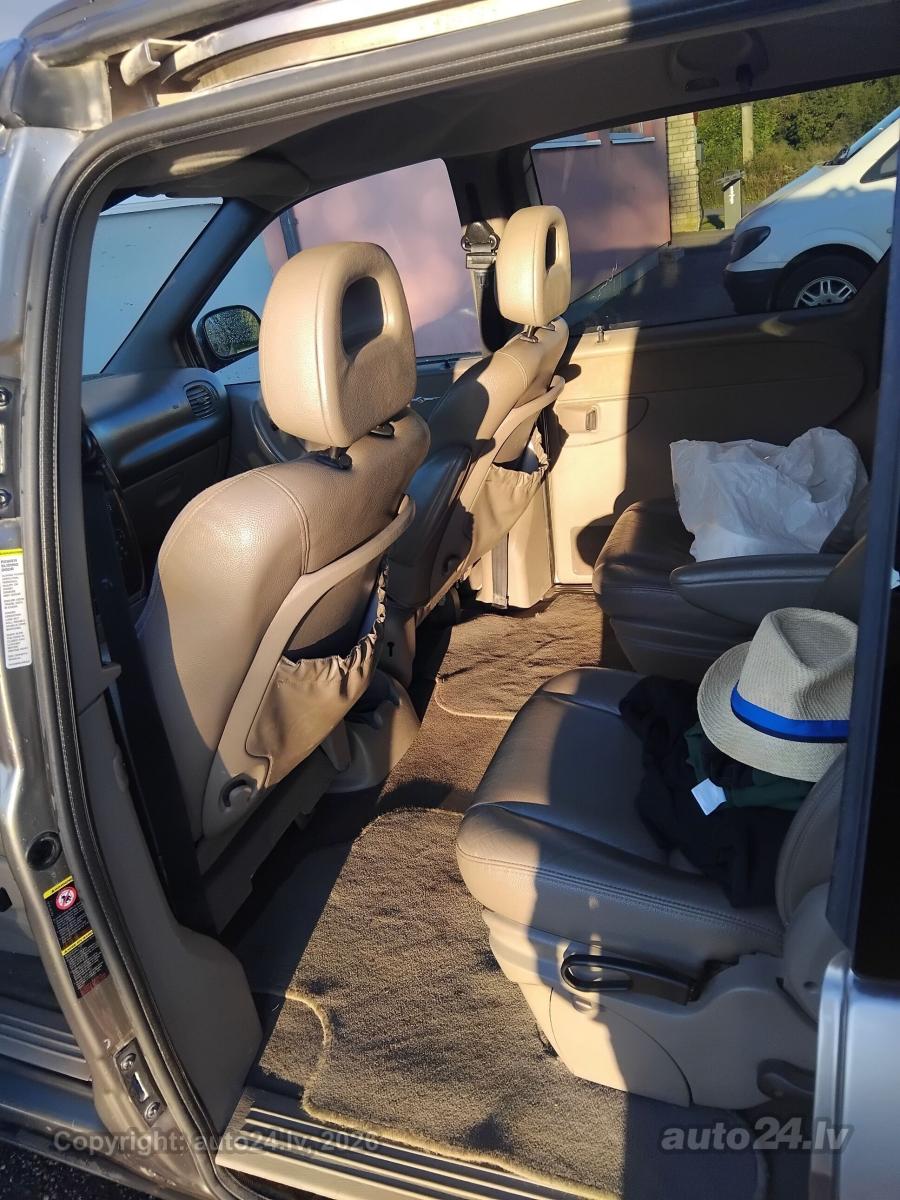 Brown Chrysler Grand Voyager 2005 in Tallinn, with an engine capacity of 2.50 L and mileage of 468 thousand km for 1750 €, photo 9 on AUTOMOTO.COM.LV
