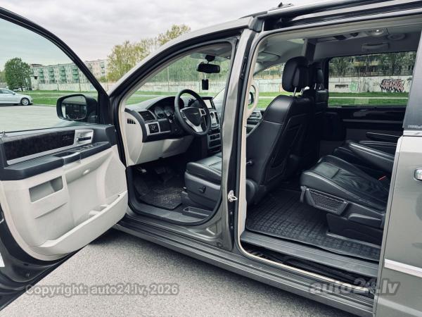 Brūns Chrysler Grand Voyager 2010 Tallina, ar dzinēja tilpumu 2.80 L un nobraukumu 288 tūkst. km par 4990 €, foto 7 vietnē AUTOMOTO.COM.LV