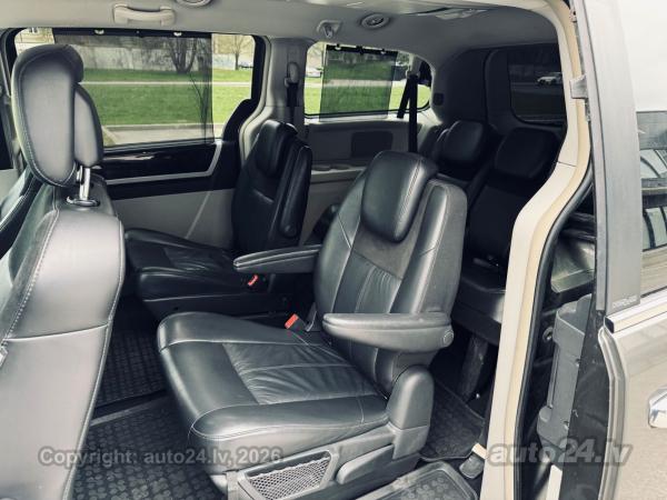 Brūns Chrysler Grand Voyager 2010 Tallina, ar dzinēja tilpumu 2.80 L un nobraukumu 288 tūkst. km par 4990 €, foto 8 vietnē AUTOMOTO.COM.LV