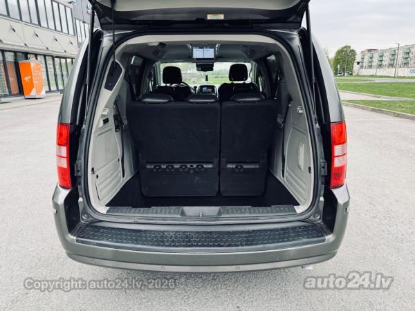Brūns Chrysler Grand Voyager 2010 Tallina, ar dzinēja tilpumu 2.80 L un nobraukumu 288 tūkst. km par 4990 €, foto 9 vietnē AUTOMOTO.COM.LV