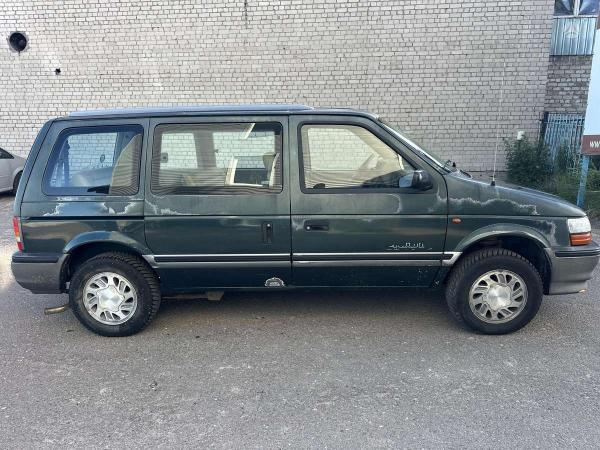 Zaļš Chrysler Grand Voyager 1993 Tauragė, ar dzinēja tilpumu 3.30 L un nobraukumu 180 tūkst. km par 1750 €, foto 3 vietnē AUTOMOTO.COM.LV
