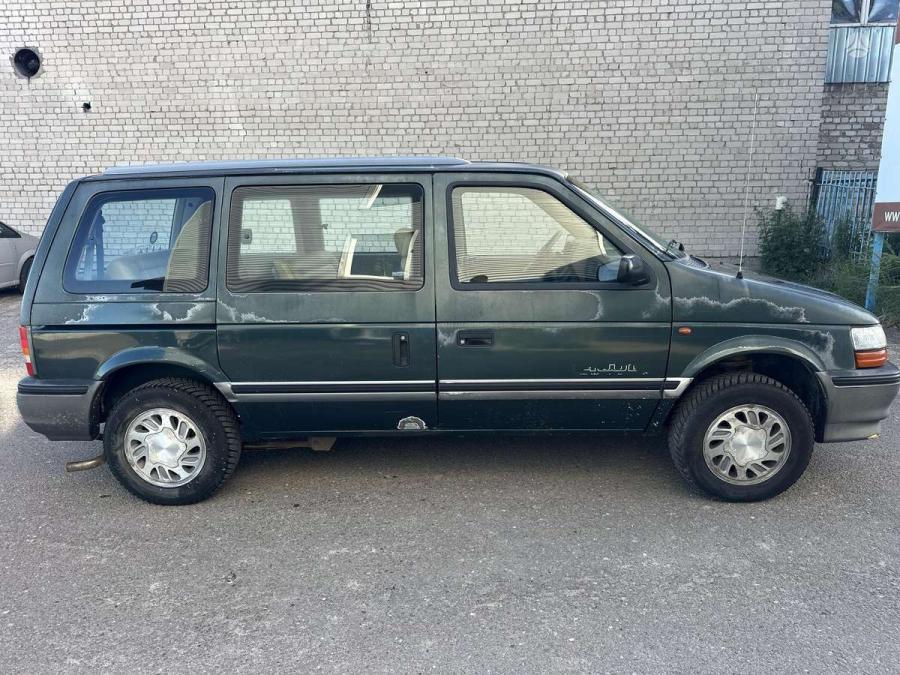 Zaļš Chrysler Grand Voyager 1993 Tauragė, ar dzinēja tilpumu 3.30 L un nobraukumu 180 tūkst. km par 1750 €, foto 4 vietnē AUTOMOTO.COM.LV