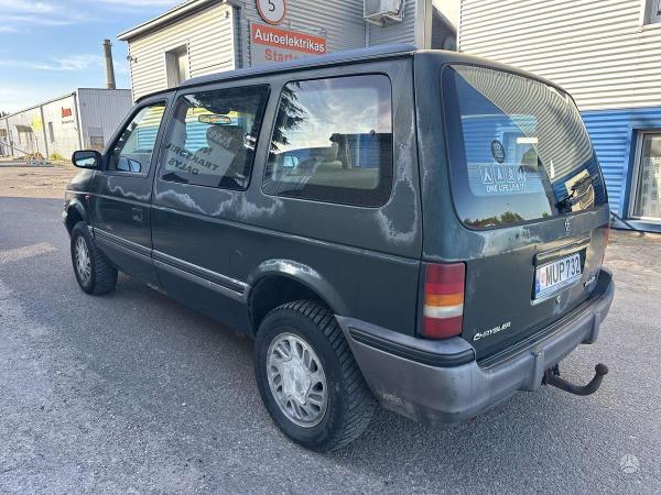 Zaļš Chrysler Grand Voyager 1993 Tauragė, ar dzinēja tilpumu 3.30 L un nobraukumu 180 tūkst. km par 1750 €, foto 4 vietnē AUTOMOTO.COM.LV