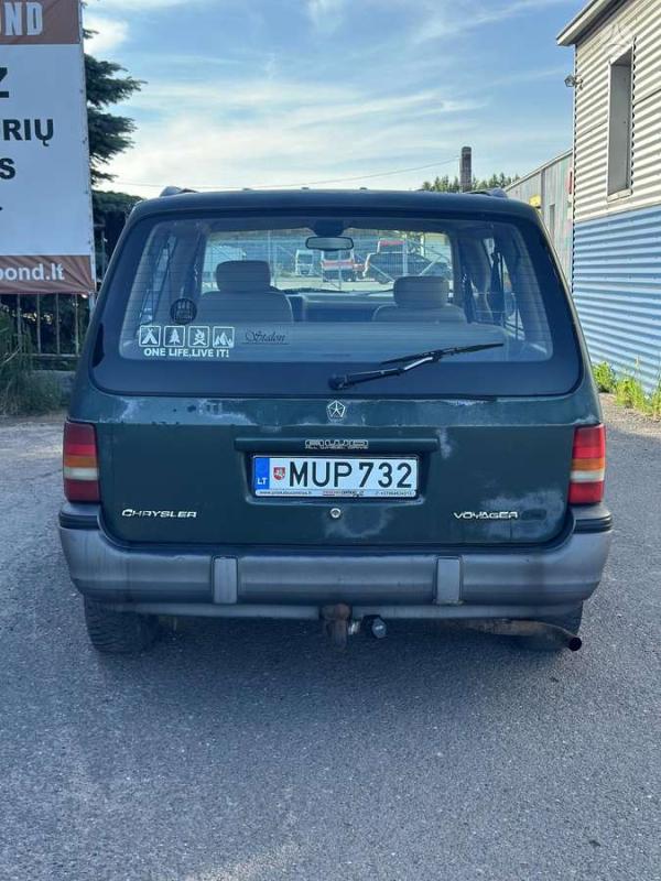 Zaļš Chrysler Grand Voyager 1993 Tauragė, ar dzinēja tilpumu 3.30 L un nobraukumu 180 tūkst. km par 1750 €, foto 5 vietnē AUTOMOTO.COM.LV
