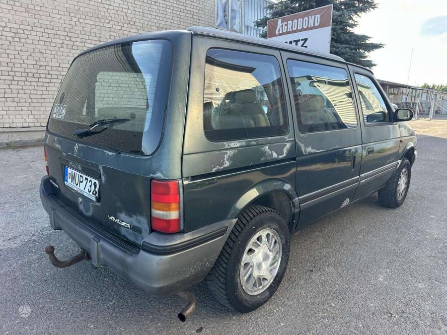Zaļš Chrysler Grand Voyager 1993 Tauragė, ar dzinēja tilpumu 3.30 L un nobraukumu 180 tūkst. km par 1750 €, foto 7 vietnē AUTOMOTO.COM.LV