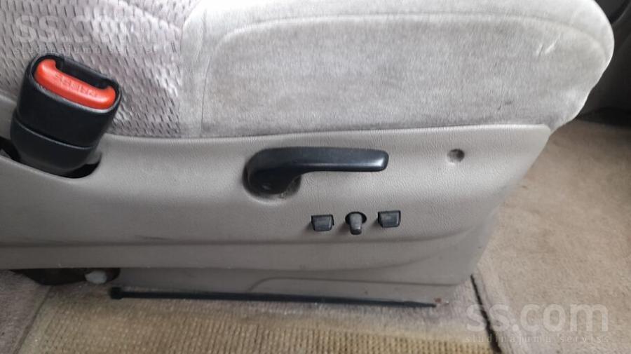 Zaļš Chrysler Grand Voyager 1994 Rīga, ar dzinēja tilpumu 3.30 L un nobraukumu 313 tūkst. km par 1000 €, foto 14 vietnē AUTOMOTO.COM.LV