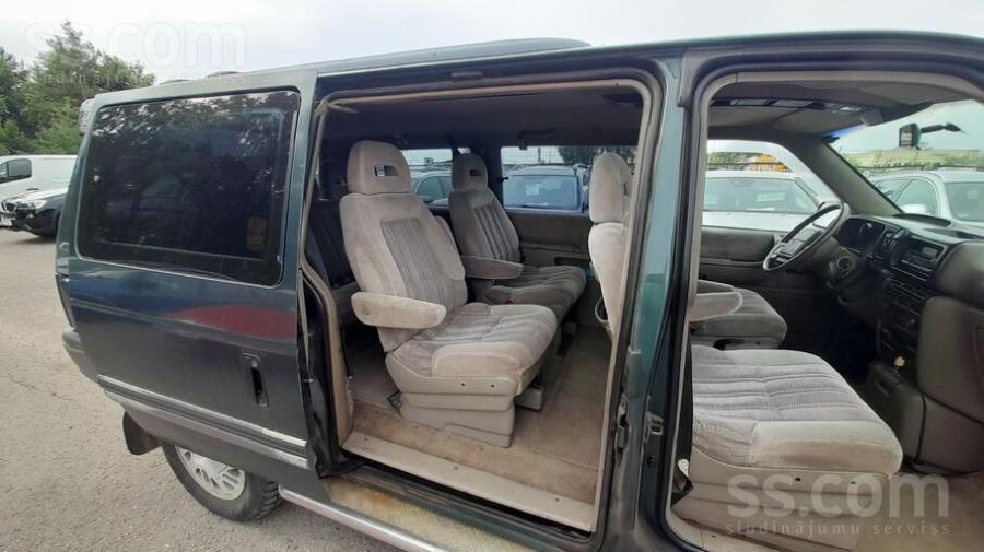 Zaļš Chrysler Grand Voyager 1994 Rīga, ar dzinēja tilpumu 3.30 L un nobraukumu 313 tūkst. km par 1000 €, foto 19 vietnē AUTOMOTO.COM.LV