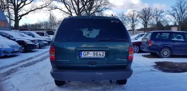 Green Chrysler Grand Voyager 1997 in Valmiera, with an engine capacity of 3.30 L and mileage of 311 thousand km for 1000 €, photo 4 on AUTOMOTO.COM.LV