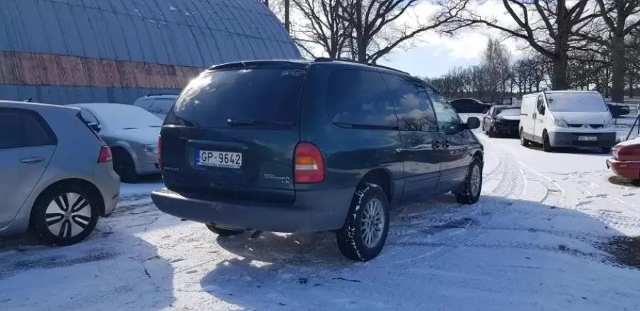 Zaļš Chrysler Grand Voyager 1997 Valmiera, ar dzinēja tilpumu 3.30 L un nobraukumu 311 tūkst. km par 1000 €, foto 4 vietnē AUTOMOTO.COM.LV