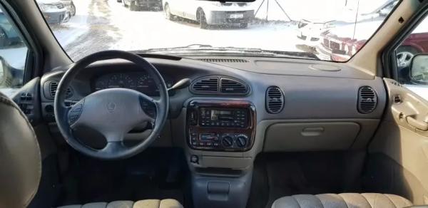 Zaļš Chrysler Grand Voyager 1997 Valmiera, ar dzinēja tilpumu 3.30 L un nobraukumu 311 tūkst. km par 1000 €, foto 9 vietnē AUTOMOTO.COM.LV