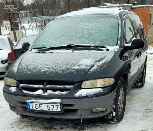 Zaļš Chrysler Grand Voyager 1999 Šauļi, ar dzinēja tilpumu 3.80 L un nobraukumu 250 tūkst. km par 700 €, foto  vietnē AUTOMOTO.COM.LV
