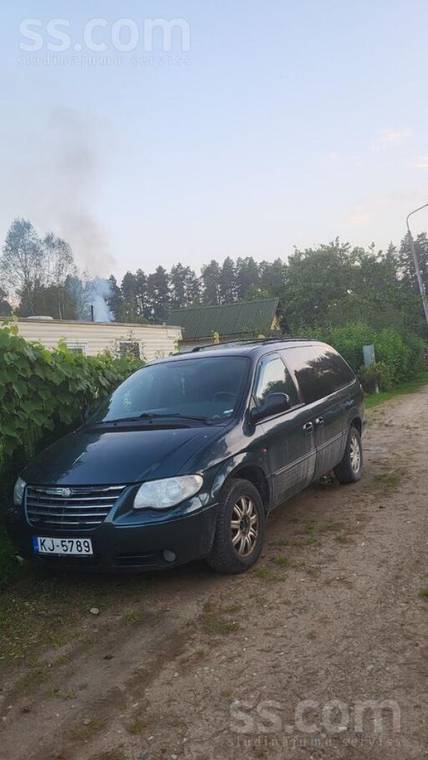 Green Chrysler Grand Voyager 2006 in Riga, with an engine capacity of 2.80 L and mileage of 274 thousand km for 2750 €, photo 1 on AUTOMOTO.COM.LV