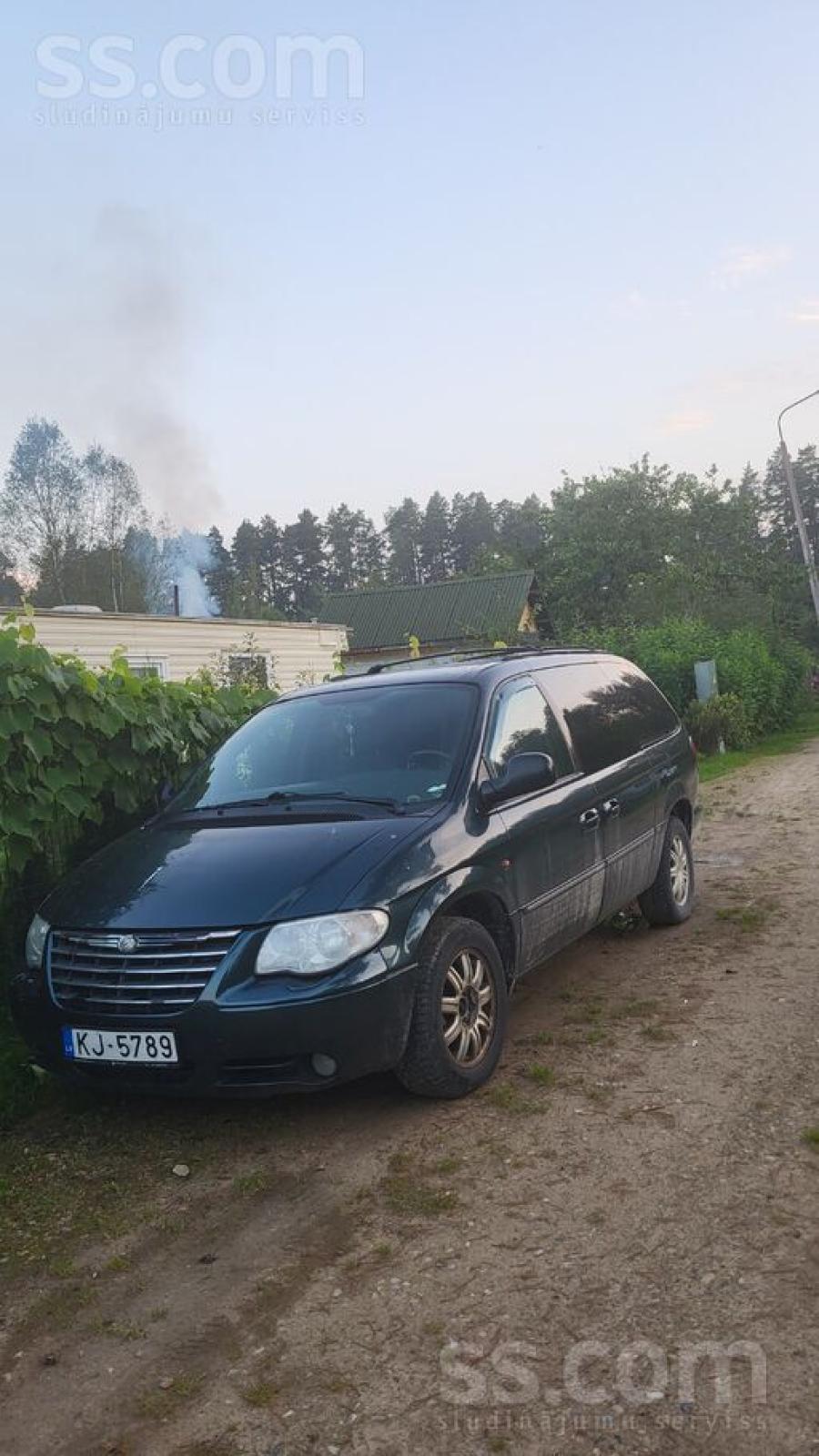 Green Chrysler Grand Voyager 2006 in Riga, with an engine capacity of 2.80 L and mileage of 274 thousand km for 2750 €, photo 1 on AUTOMOTO.COM.LV
